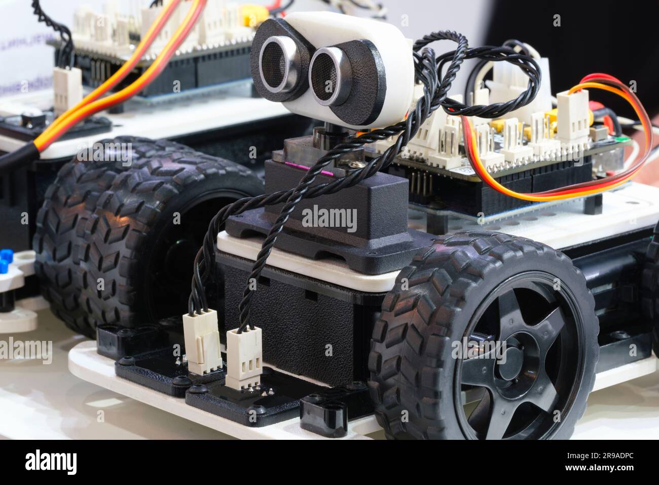 Robot with wheels Banque de photographies et d’images à haute ...