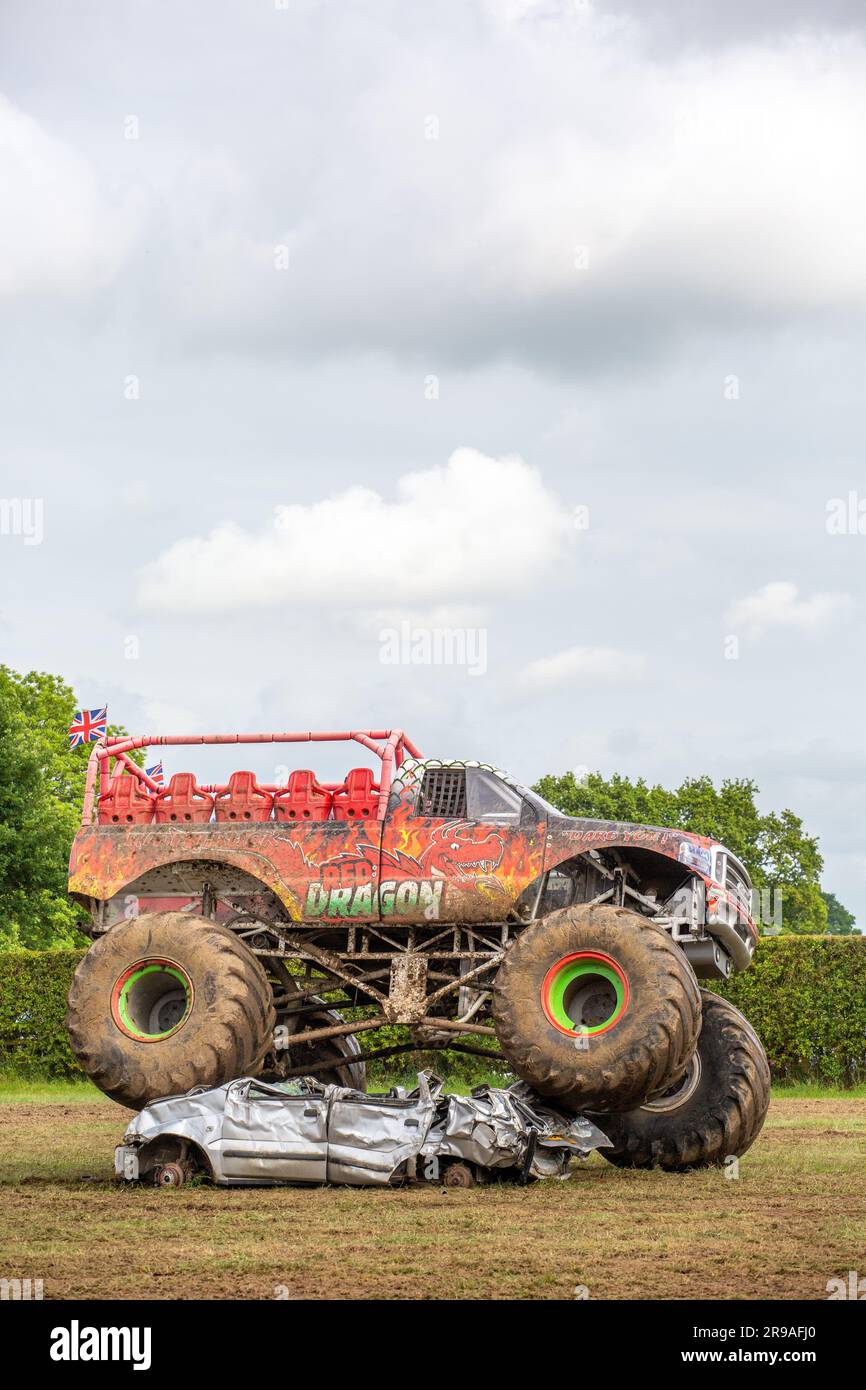 Monster Truck roulant au-dessus d'une voiture et l'écrasant lors d'une ...