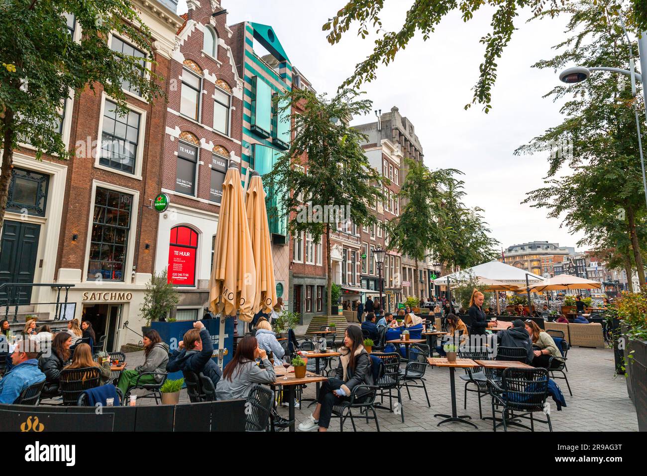 Amsterdam, pays-Bas - 10 octobre 2021: Les gens mangent, boivent et se ...