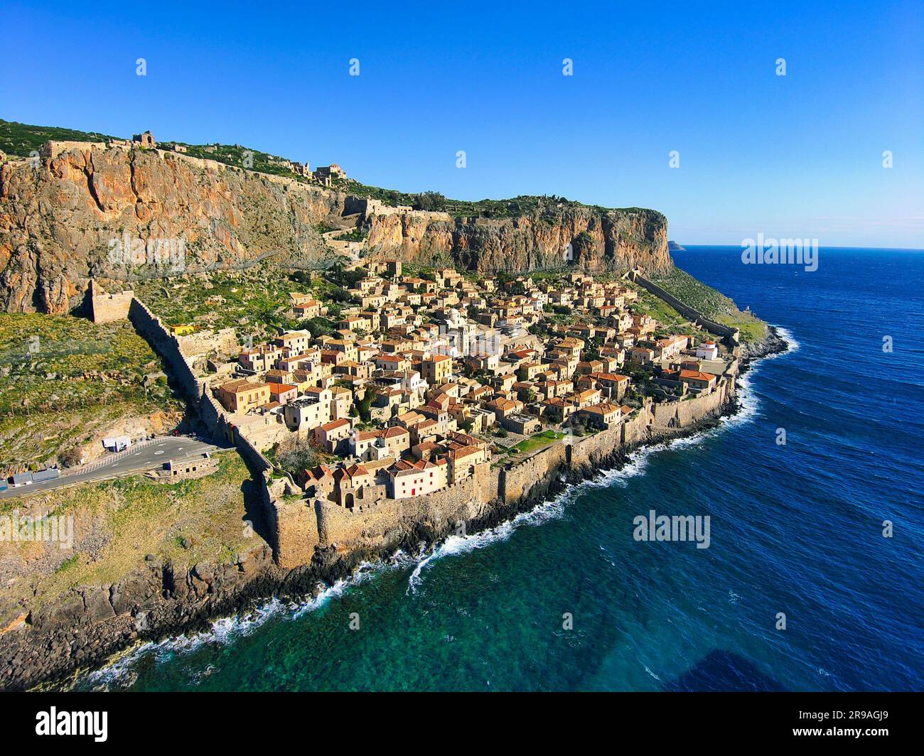 Une vue pittoresque d'un petit village de bord de mer niché au sommet d ...