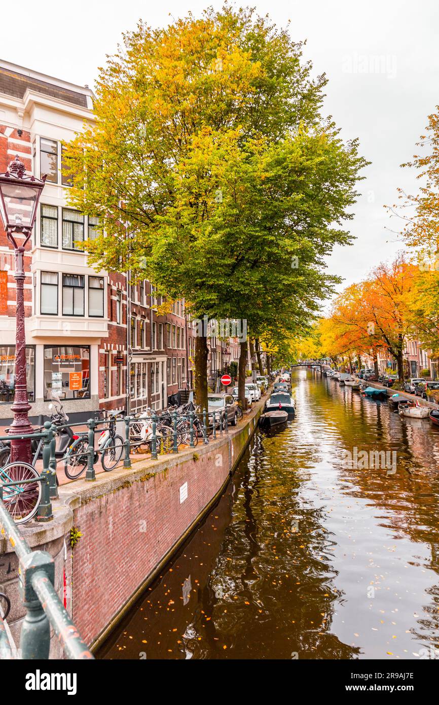 Amsterdam, pays-Bas - 17 octobre 2021 : canaux et architecture ...