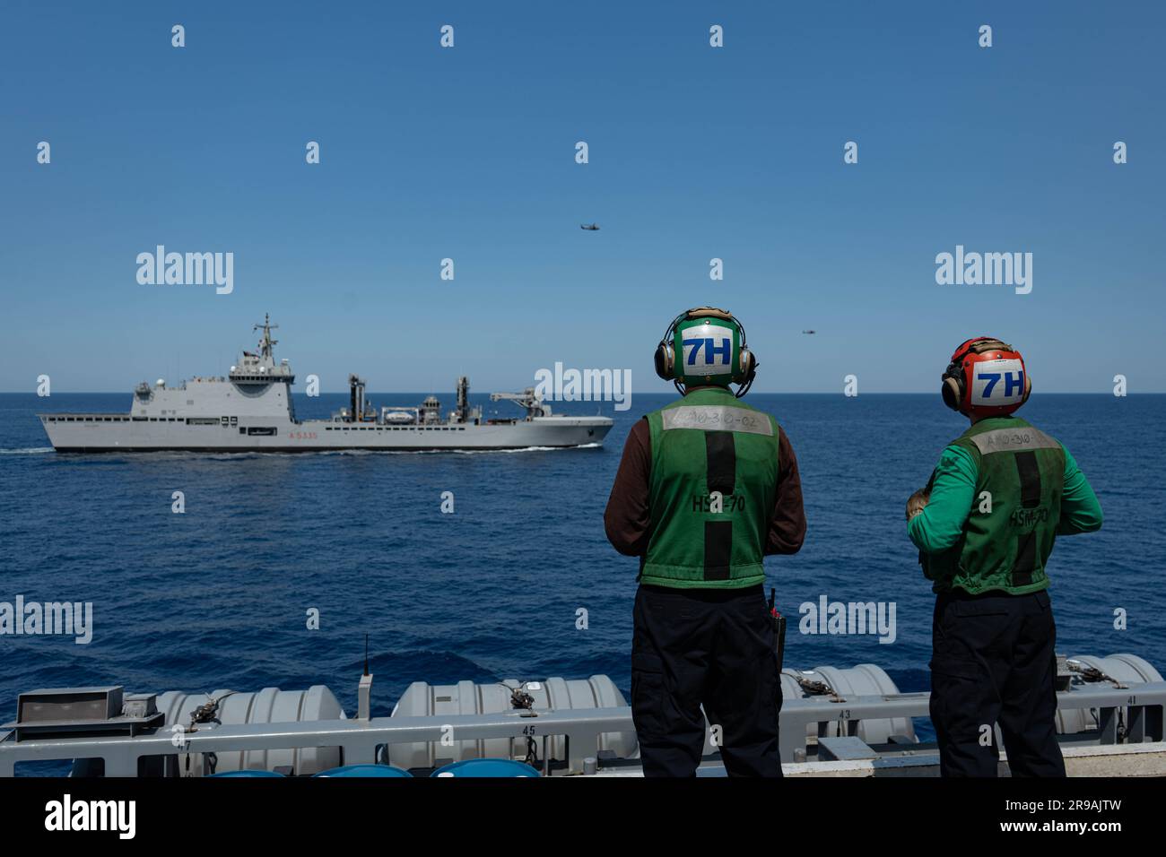 Aviation Electrician's Mate 1st Class Jesse Sabol (à gauche), de ...