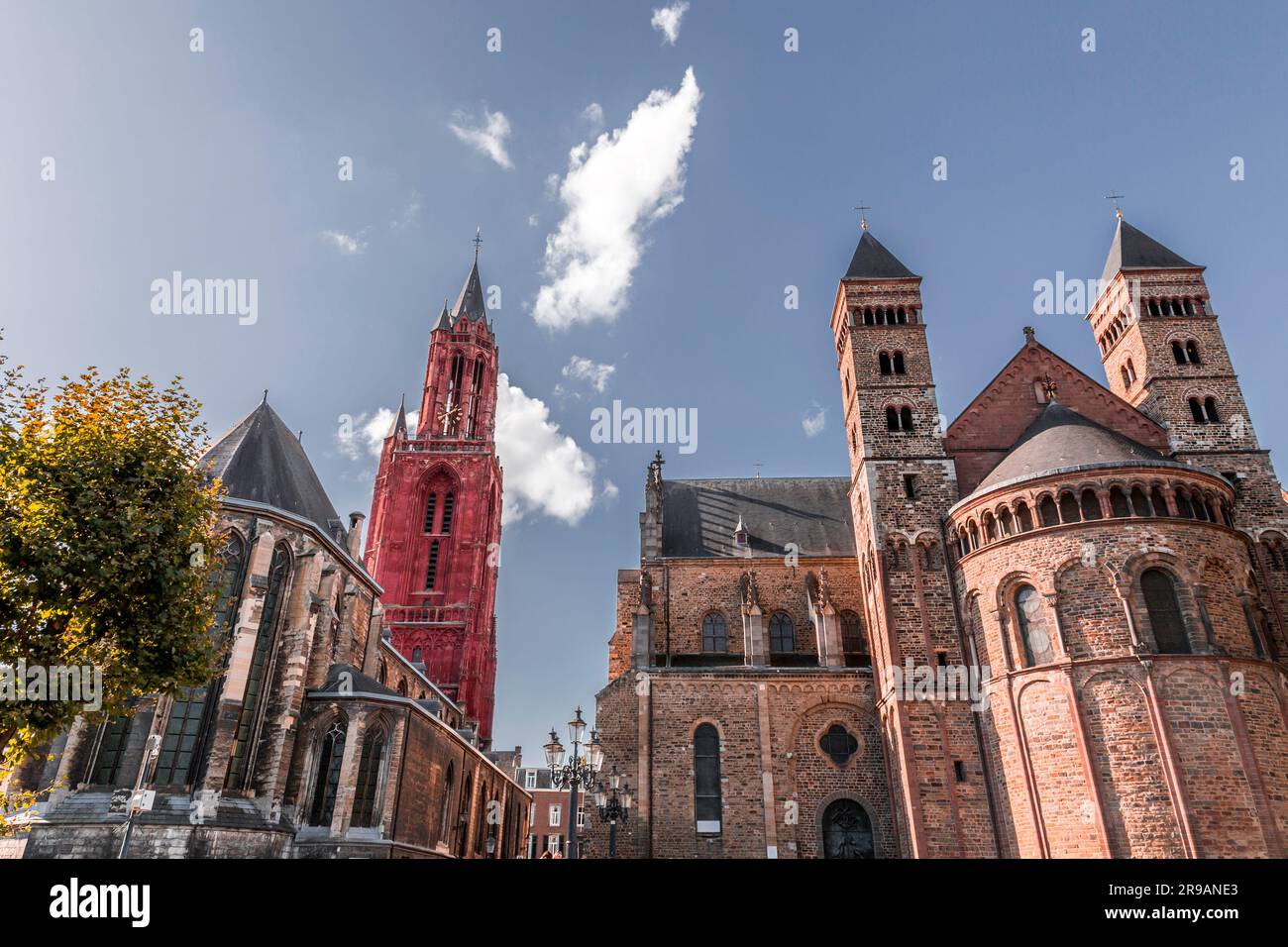 La basilique Saint-Servatius et la basilique Saint-Servatius L'église ...