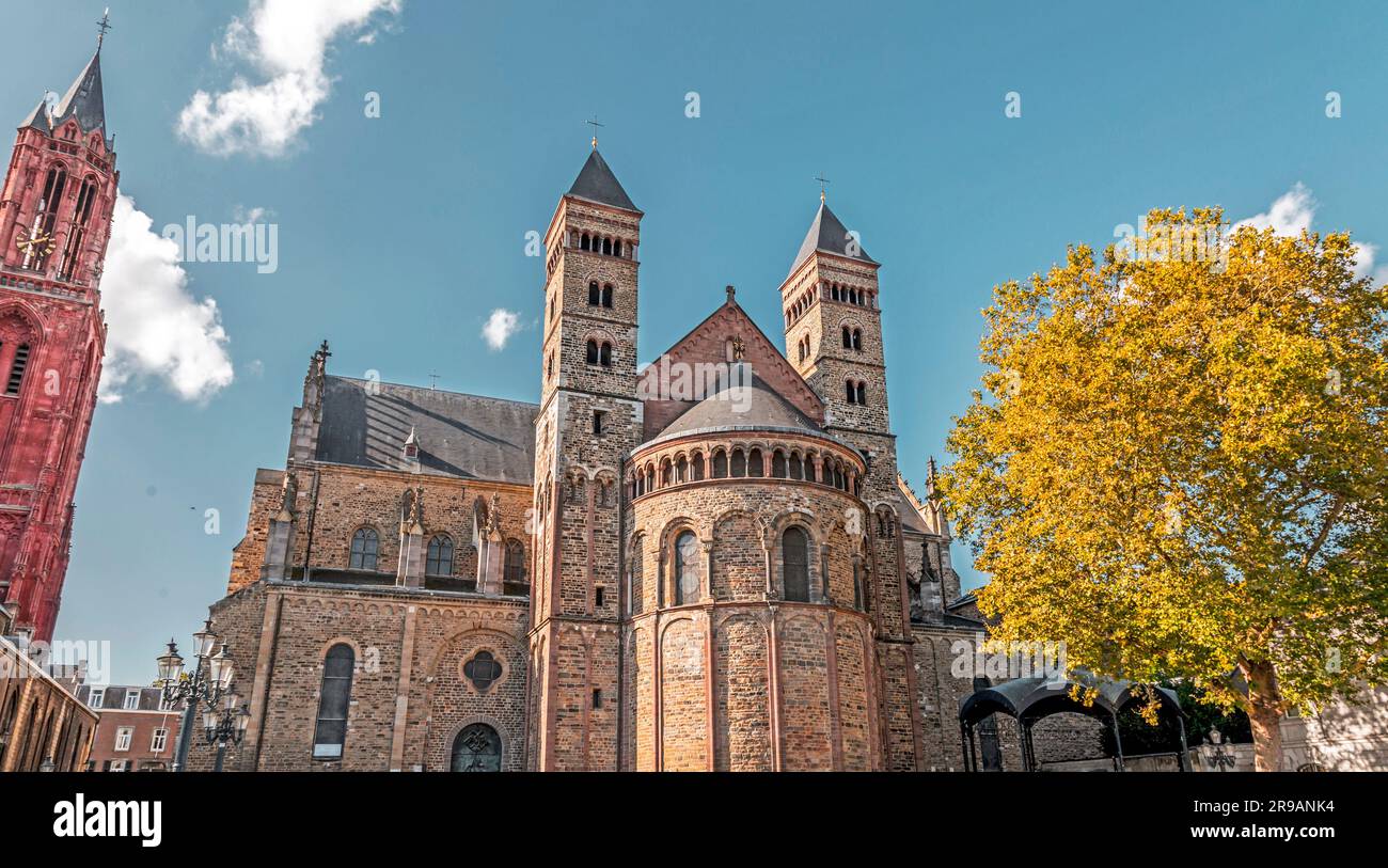 La basilique Saint-Servatius et la basilique Saint-Servatius L'église ...