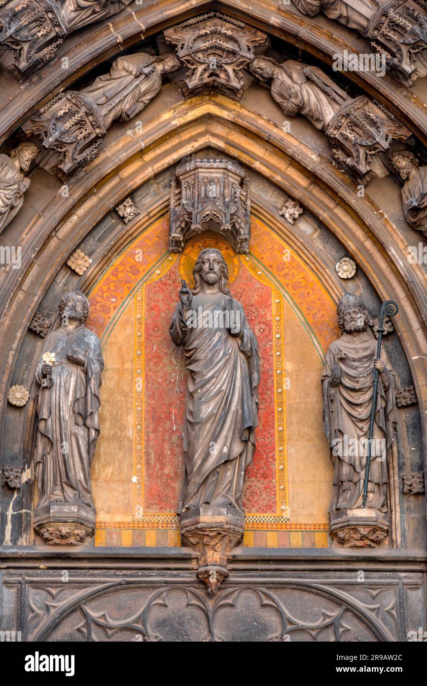 Sculptures sur la porte de la basilique Saint-Servatius à Maastricht ...