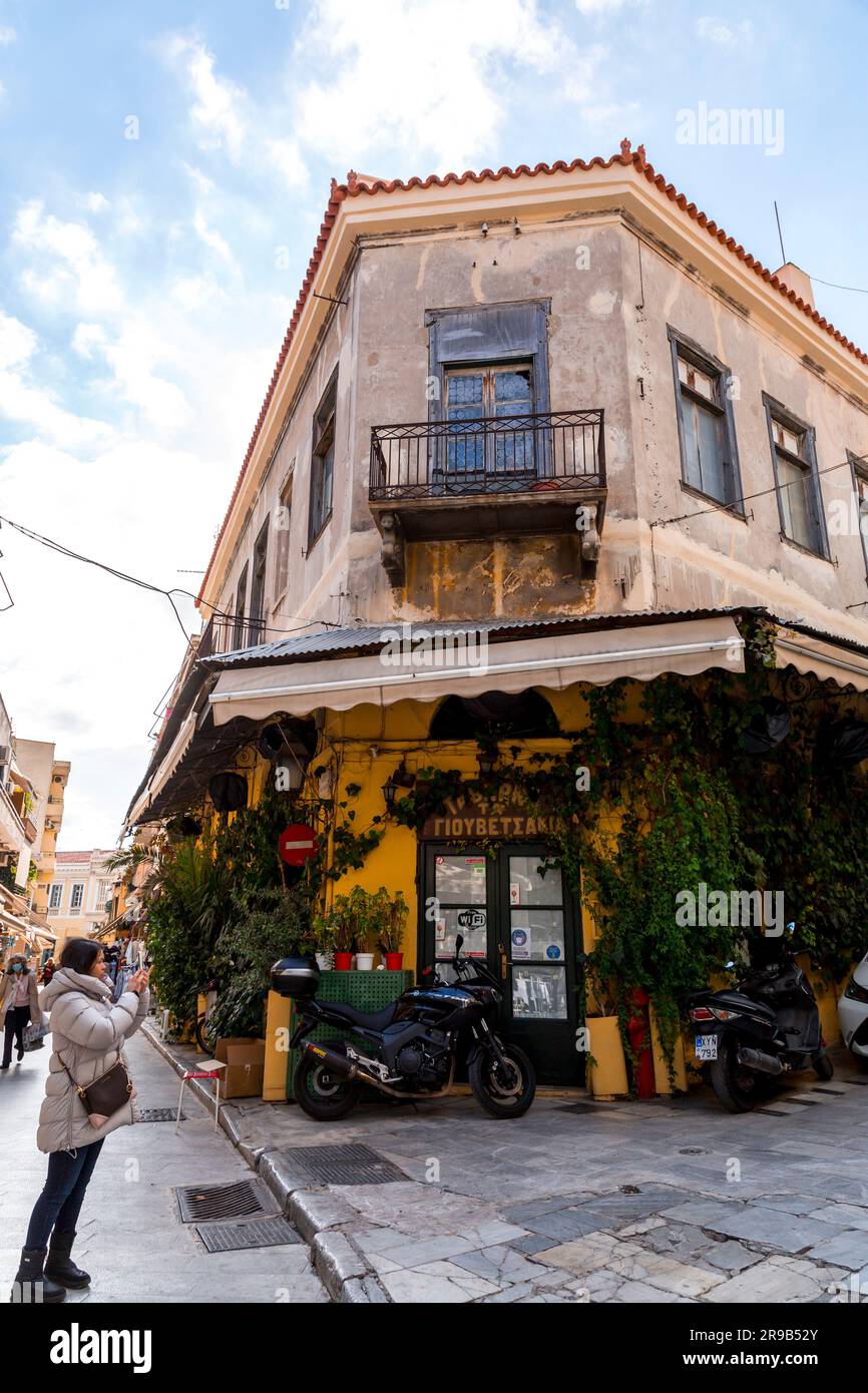 Athènes, Grèce - 25 novembre 2021 : bâtiments typiques dans les rues du ...