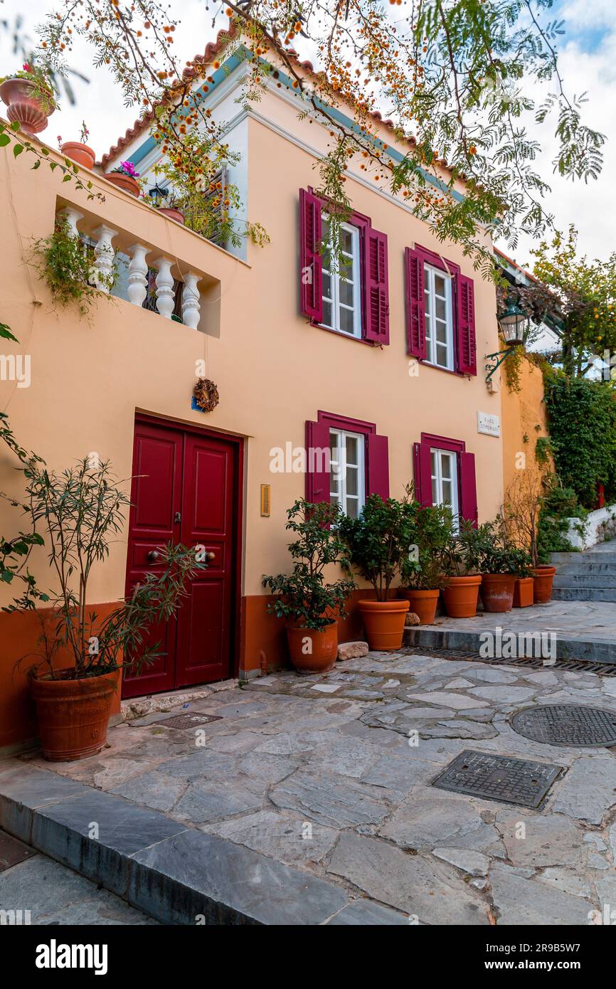 Athènes, Grèce - 25 novembre 2021 : bâtiments typiques dans les rues du ...