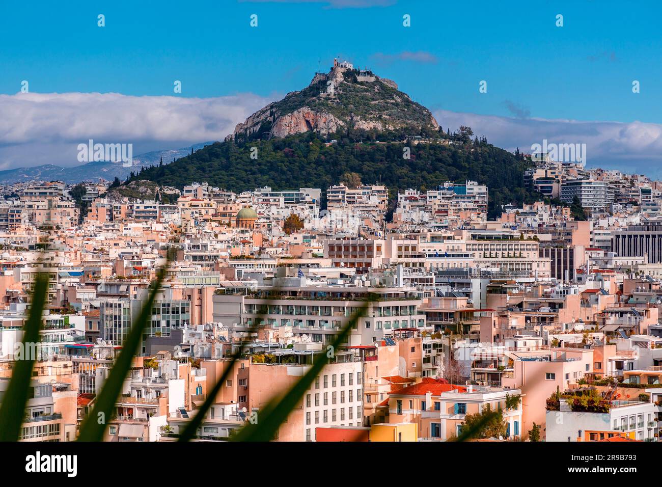 Athènes, Grèce - 25 novembre 2021 : le mont Lycabette est une colline ...