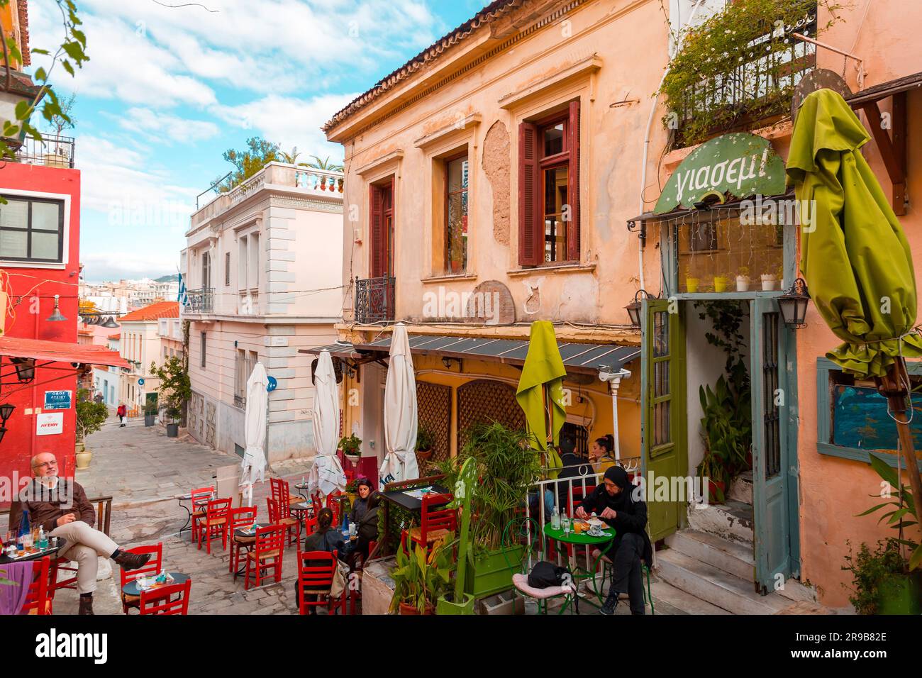 Athènes, Grèce - 25 novembre 2021 : bâtiments typiques dans les rues du ...