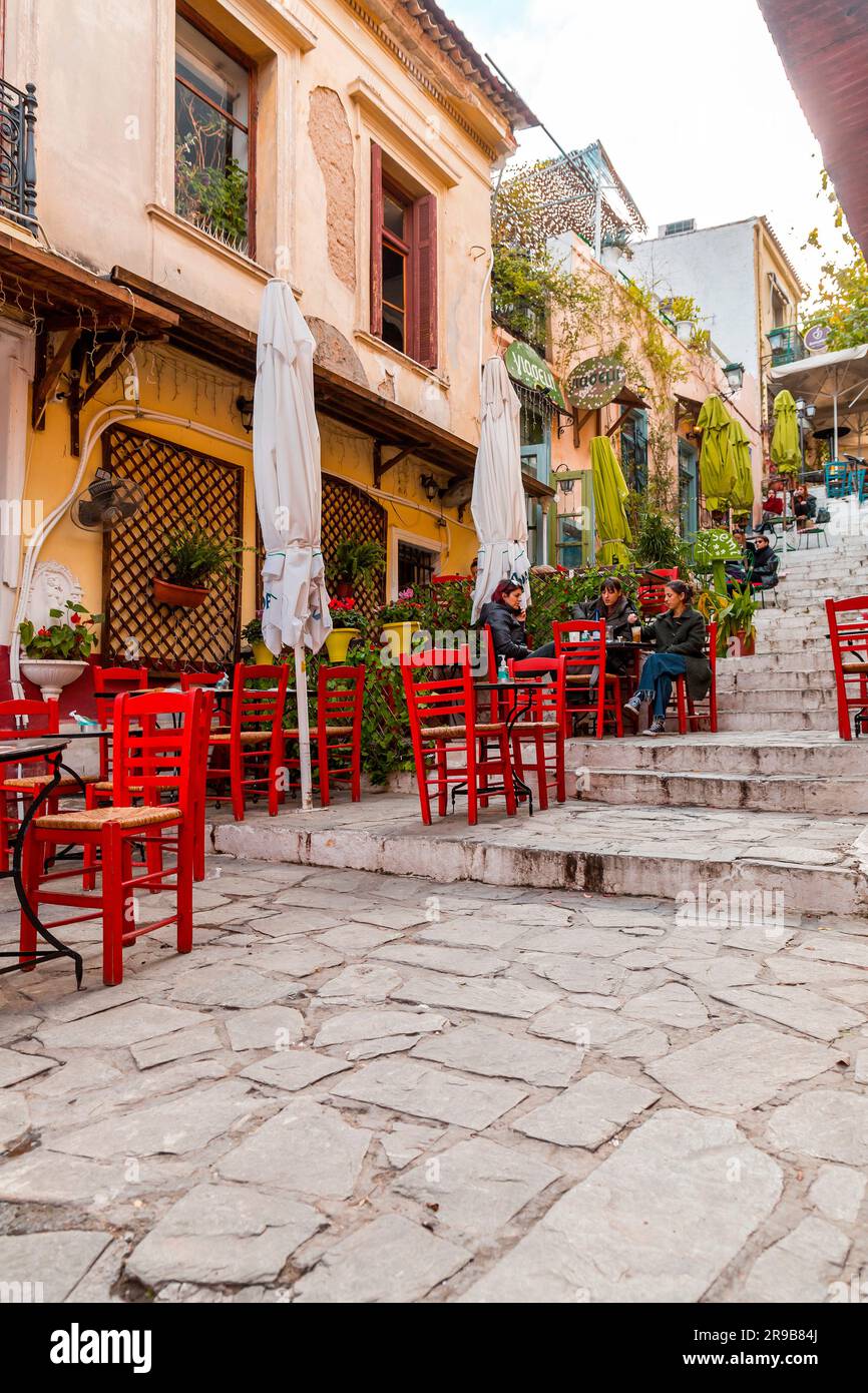 Athènes, Grèce - 25 novembre 2021 : bâtiments typiques dans les rues du ...