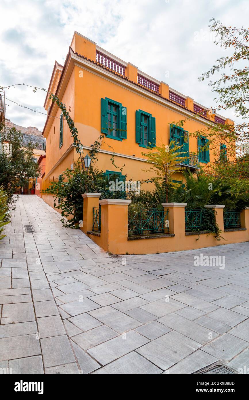 Athènes, Grèce - 25 novembre 2021 : bâtiments typiques dans les rues du ...