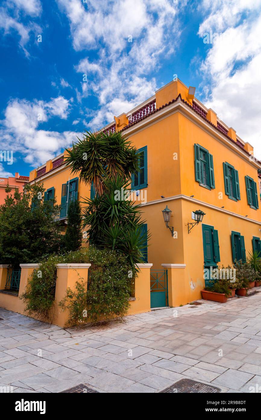 Athènes, Grèce - 25 novembre 2021 : bâtiments typiques dans les rues du ...