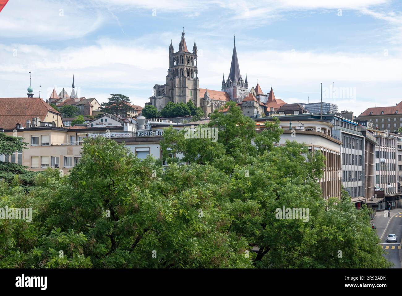 LAUSANNE, SUISSE - 18 JUIN 2023 : immeuble typique et rue de la ville de Lausanne, canton de ...