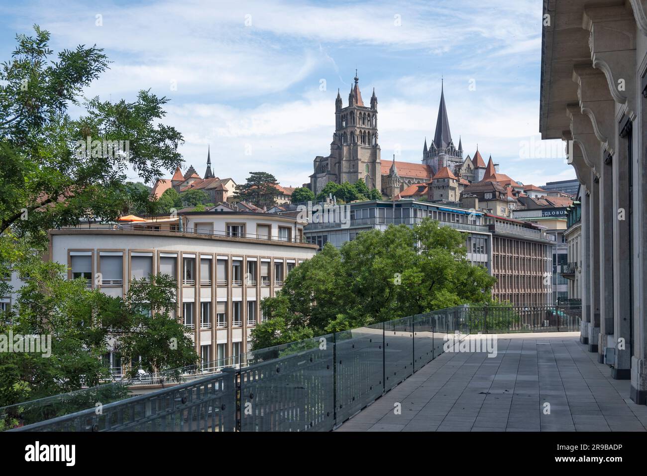 LAUSANNE, SUISSE - 18 JUIN 2023 : immeuble typique et rue de la ville de Lausanne, canton de ...