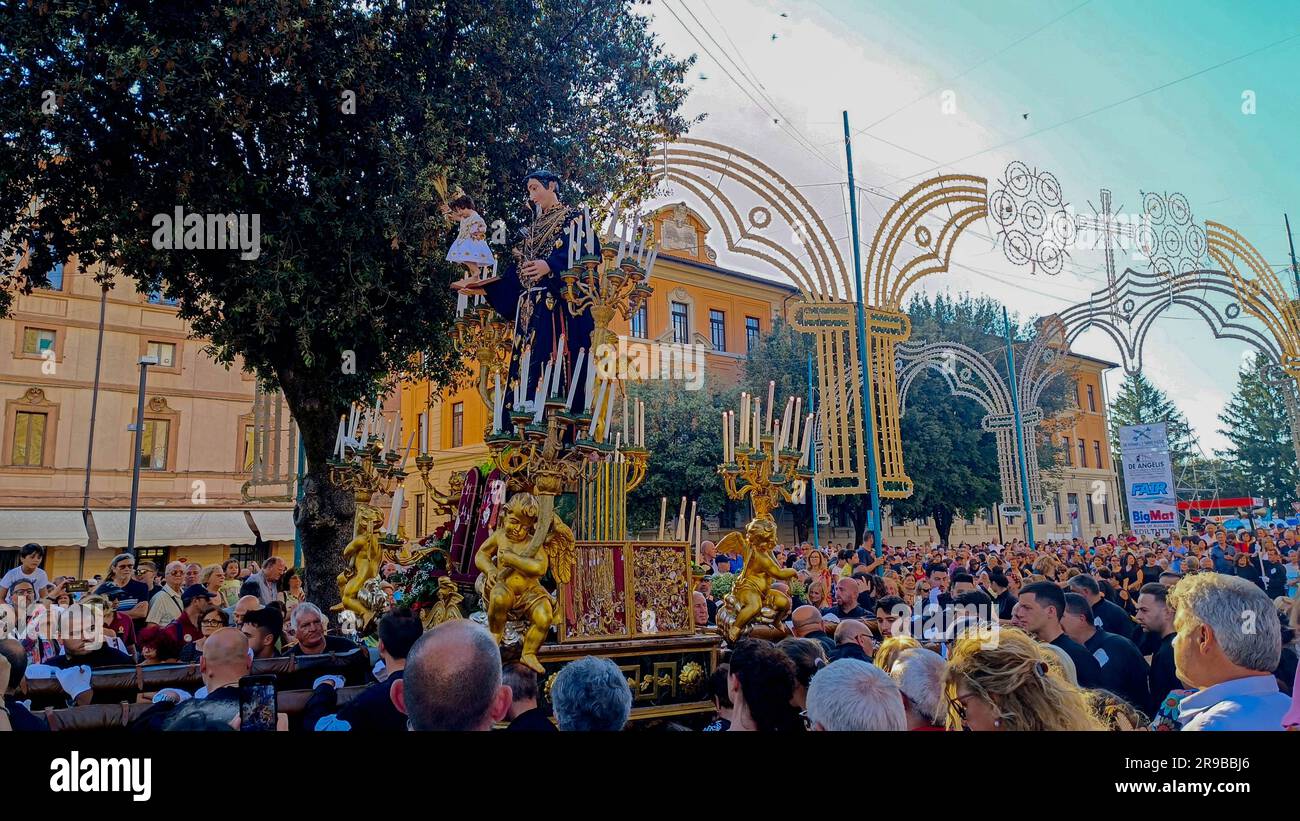 Statue de saint antoine de padoue, portée sur les épaules des fidèles ...