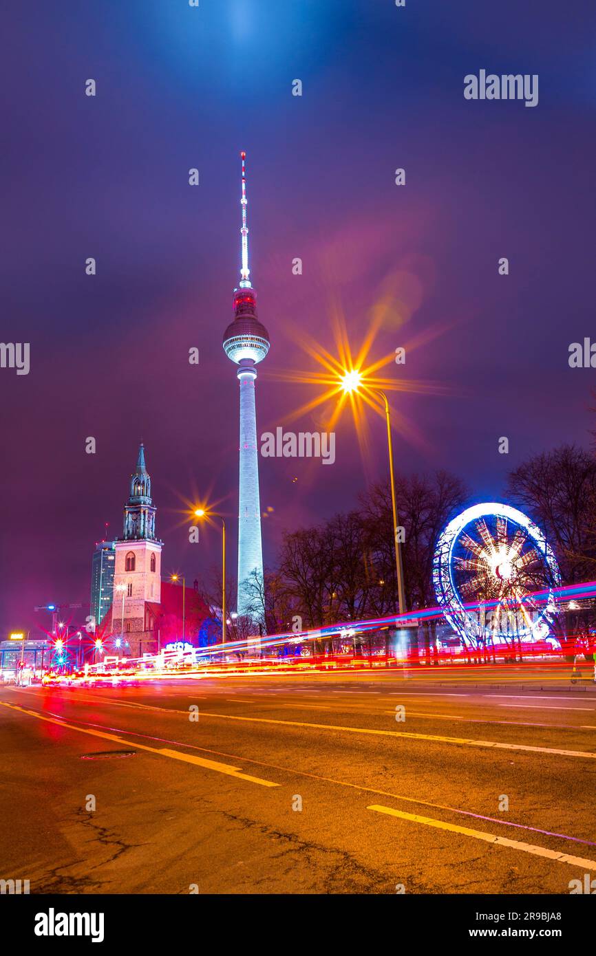 Berlin, Allemagne - 17 décembre 2021 : tour de télévision de Berlin ou Berliner Fernsehturm la ...