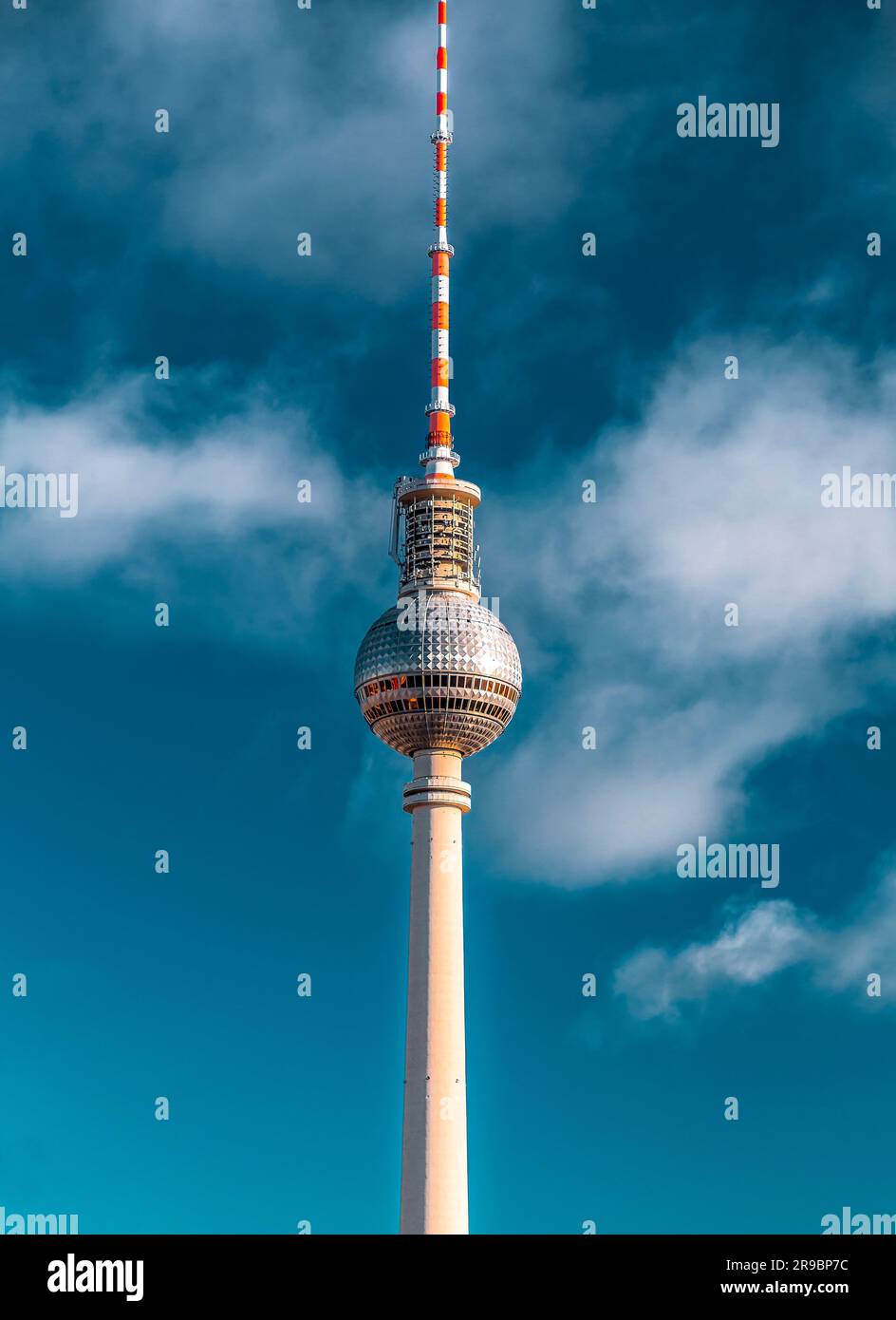 Tour de télévision de Berlin ou Berliner Fernsehturm la nuit. La ... Tour de télévision de Berlin ou Berliner Fernsehturm la nuit. La ...