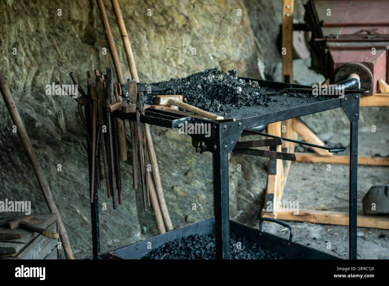 Vue sur le magasin de forgeron traditionnel pour forgeage de fer ...