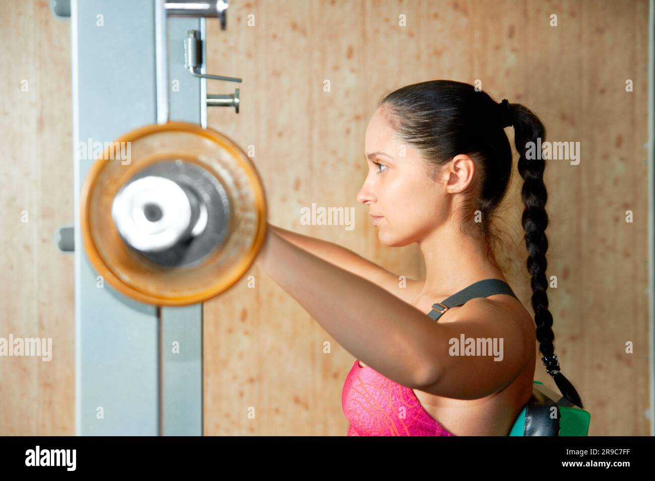 Profil, femme et barbell exercice dans la salle de gym pour la ...