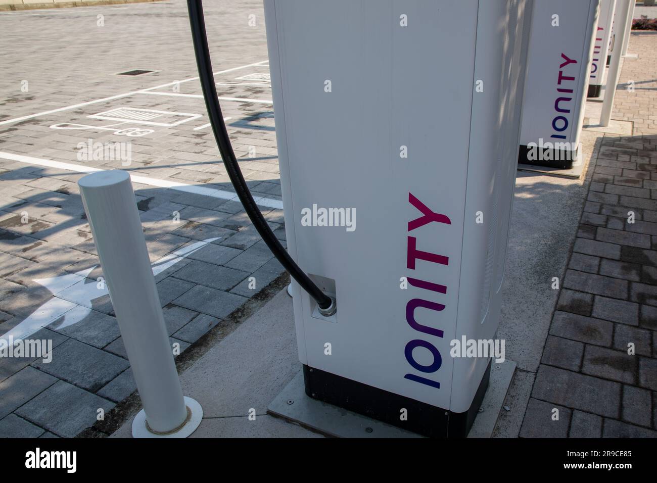 lyon, France - 06 16 2023 : Ionity logo moderne marque et texte signe ...