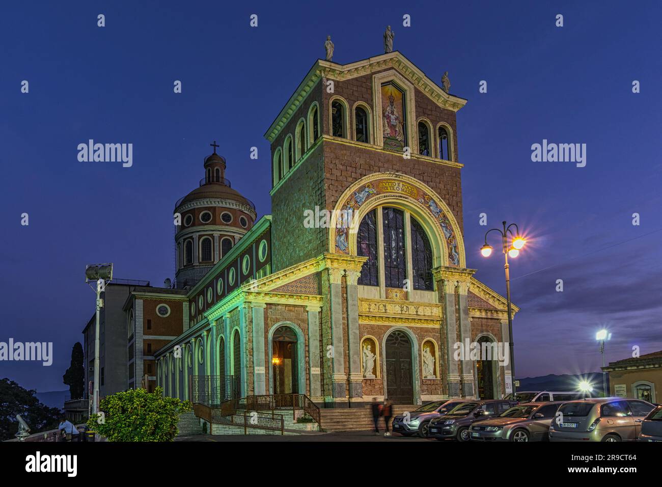 La Basilique Sanctuaire Maria SS. Del Tindari au crépuscule, connue ...