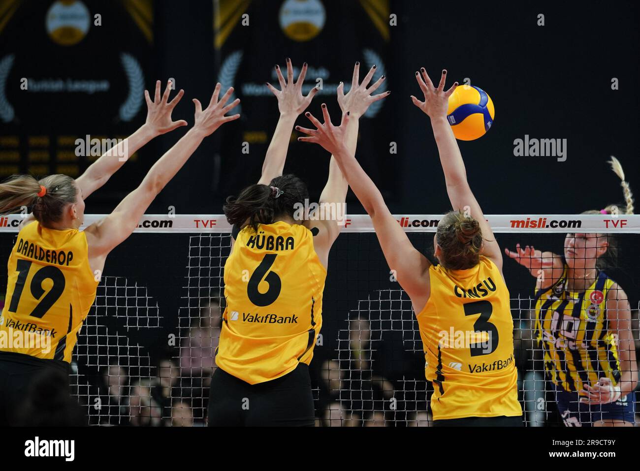 ISTANBUL, TURKIYE - 13 NOVEMBRE 2022 : Kubra Akman et Cansu Ozbay en ...