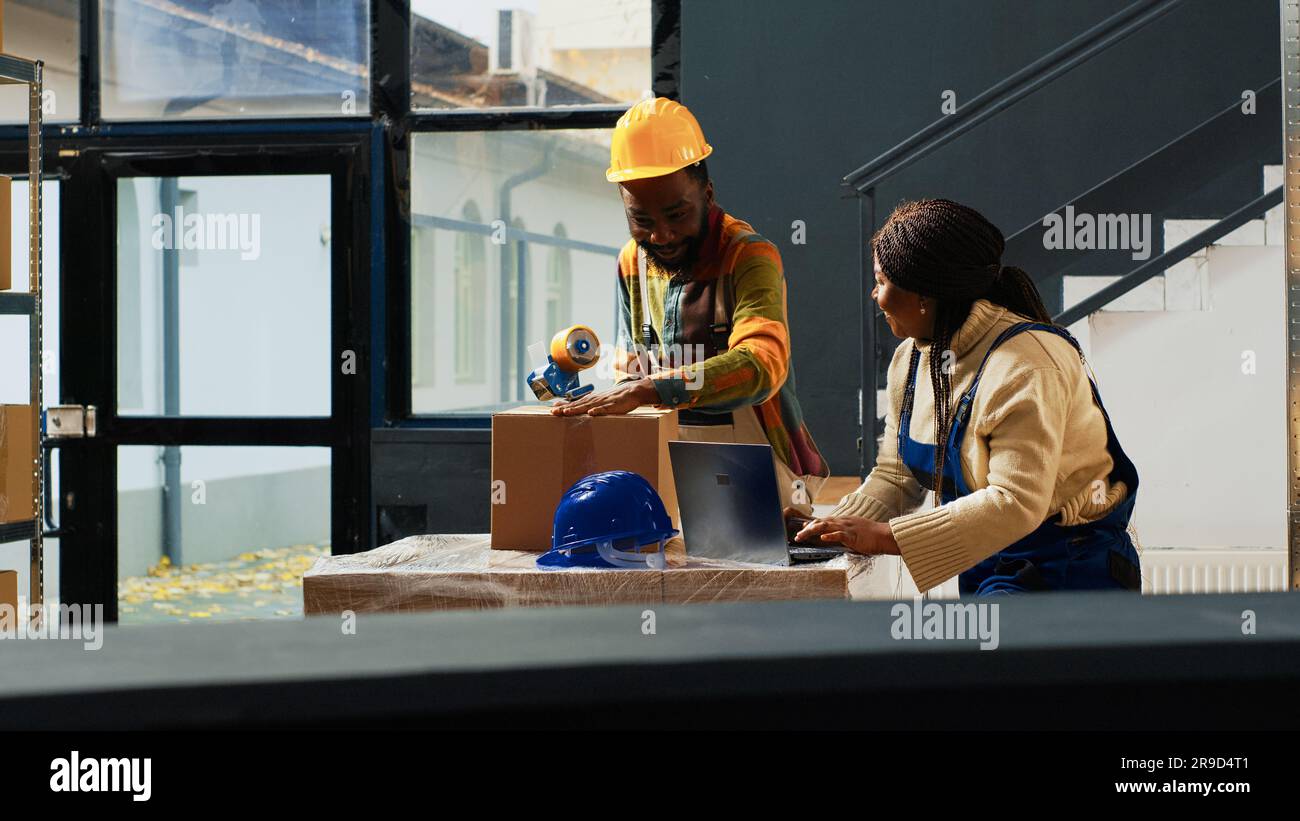 Équipe de travailleurs utilisant des présentoirs et des tablettes pour ...