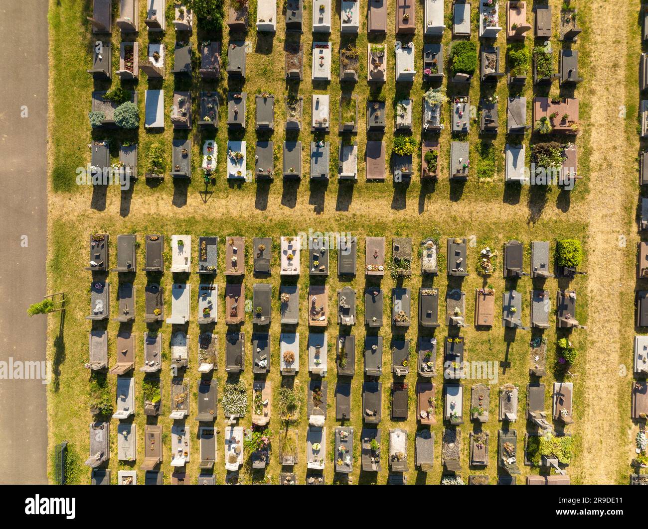 Vue de dessus sur un cimetière de Strasbourg. Vue aérienne à graves par ...