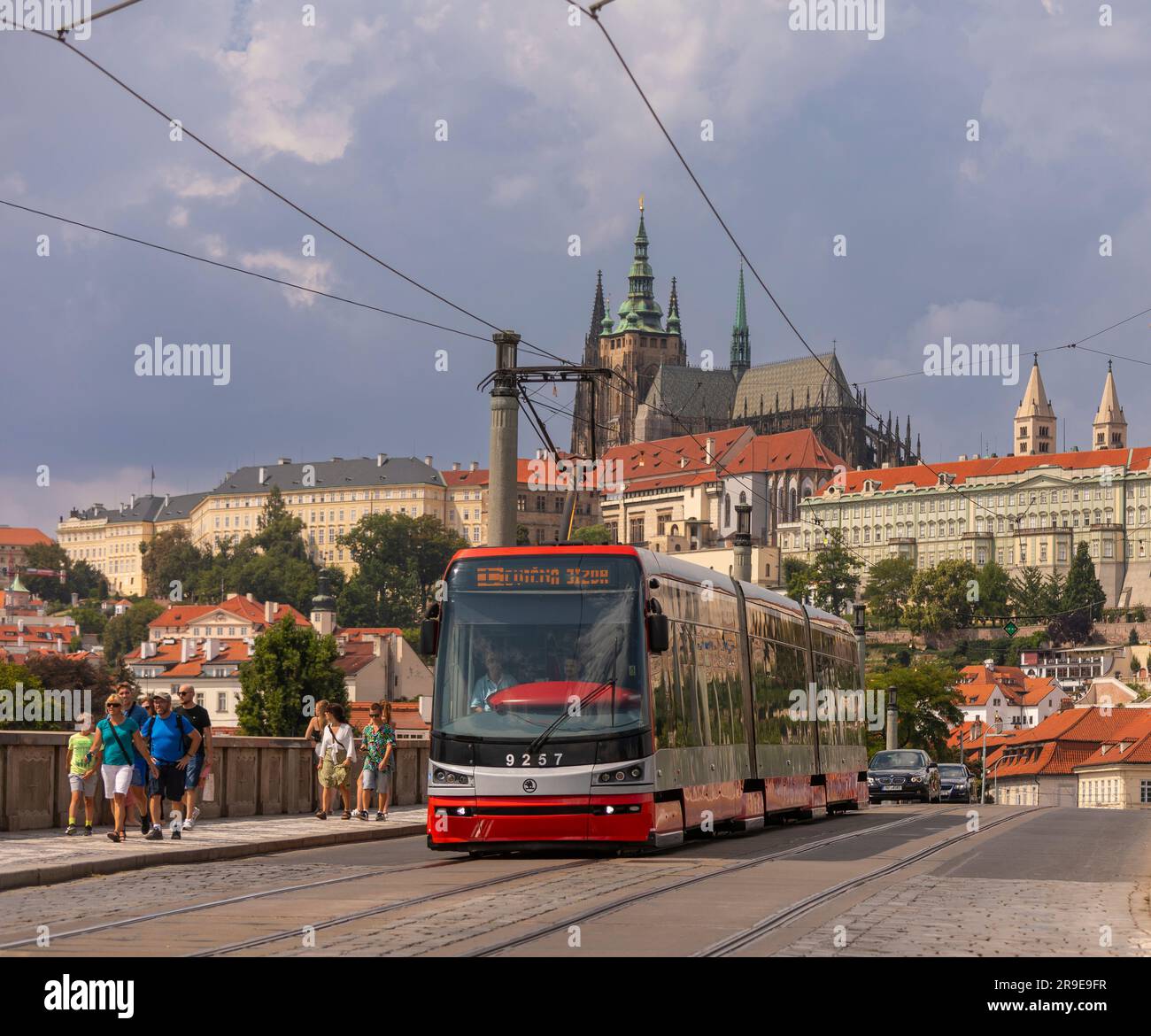 Le tram traverse le pont prague Banque de photographies et d’images à ...