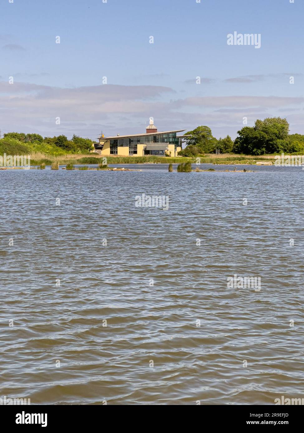 Le lac de la réserve naturelle de Saltholme avec le centre d'accueil au ...