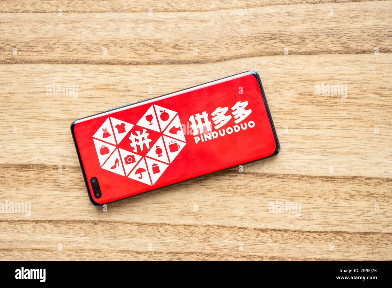 ZHONGSHAN China-26 juin,2023:un mobile avec le logo PinDuoDuo à la ...