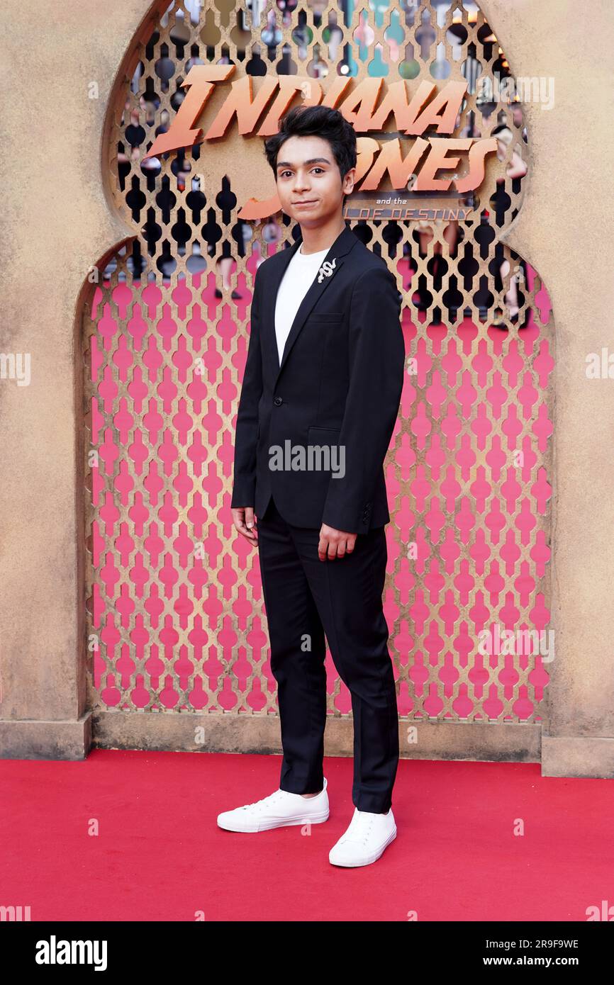 Alexander Molony arrive pour la première britannique d'Indiana Jones et ...
