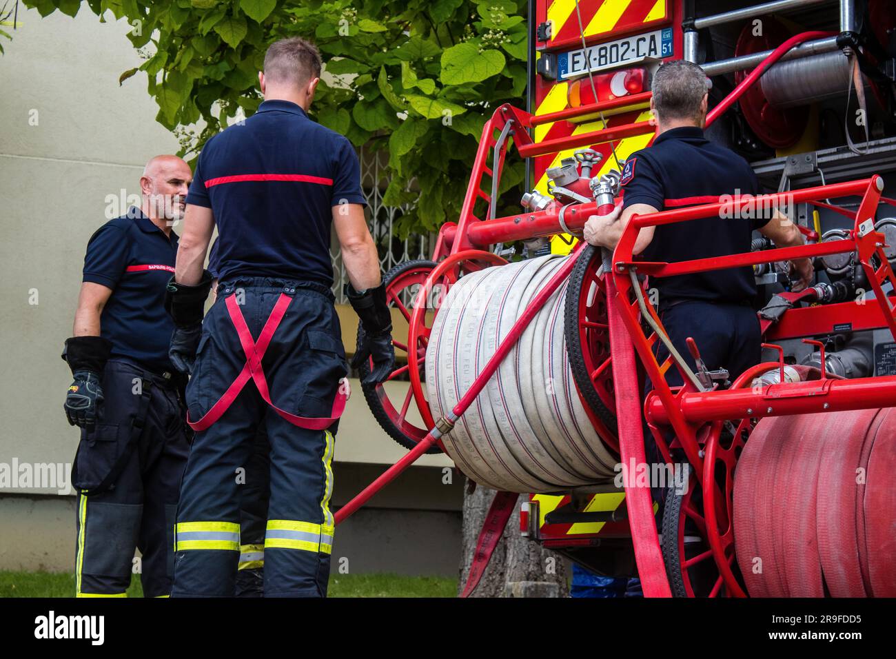 Les pompiers s'emploient à éteindre un incendie qui a éclaté dans l'un ...