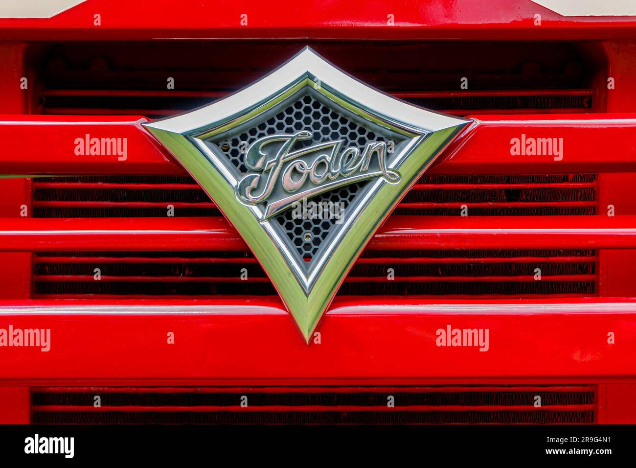 Emblème de capot de camion foden chromé sur un gros plan de camion ou ...