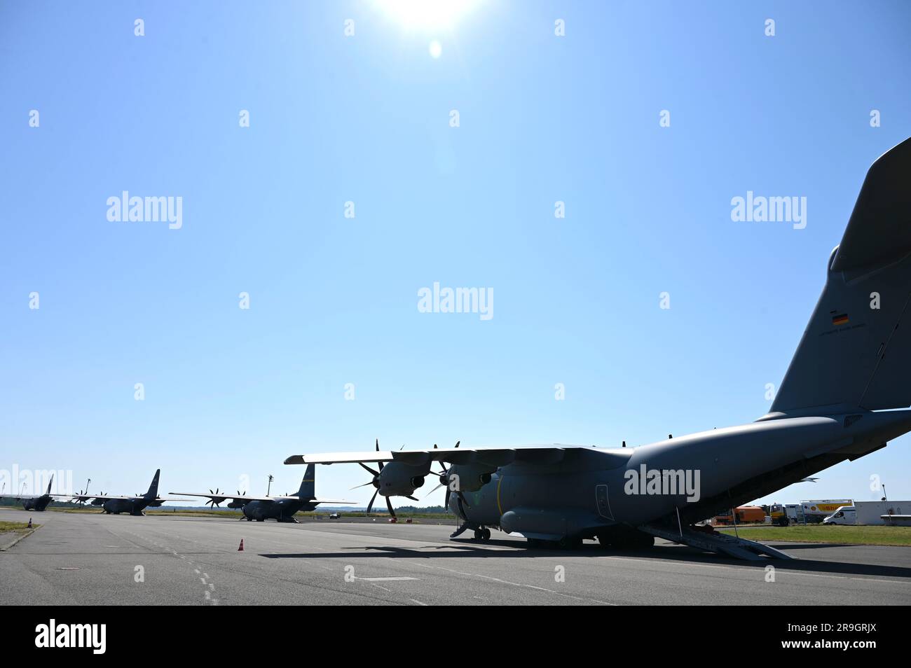 Trois États-Unis Un avion de la Force aérienne, deux C-130 Hercules et ...