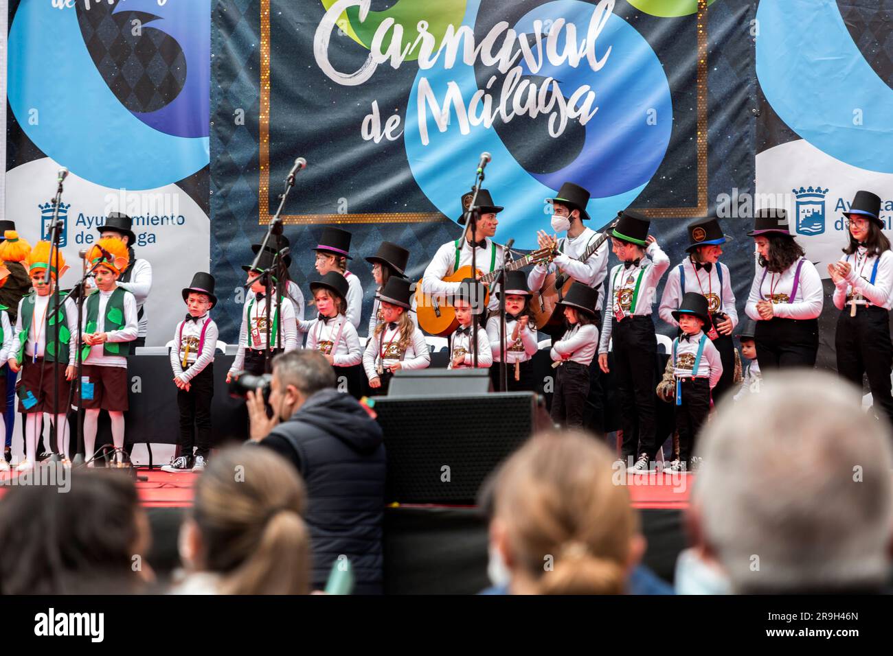 Malaga, Espagne - 27 FÉVRIER 2022: Les enfants dans un spectacle public ... Malaga, Espagne - 27 FÉVRIER 2022: Les enfants dans un spectacle public ...