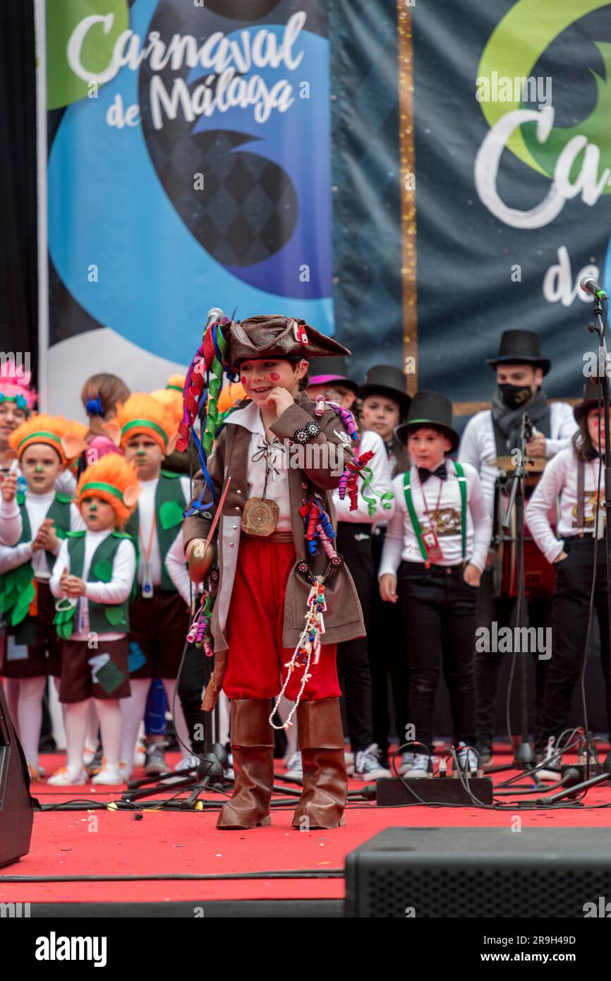 Malaga, Espagne - 27 FÉVRIER 2022: Les enfants dans un spectacle public ... Malaga, Espagne - 27 FÉVRIER 2022: Les enfants dans un spectacle public ...