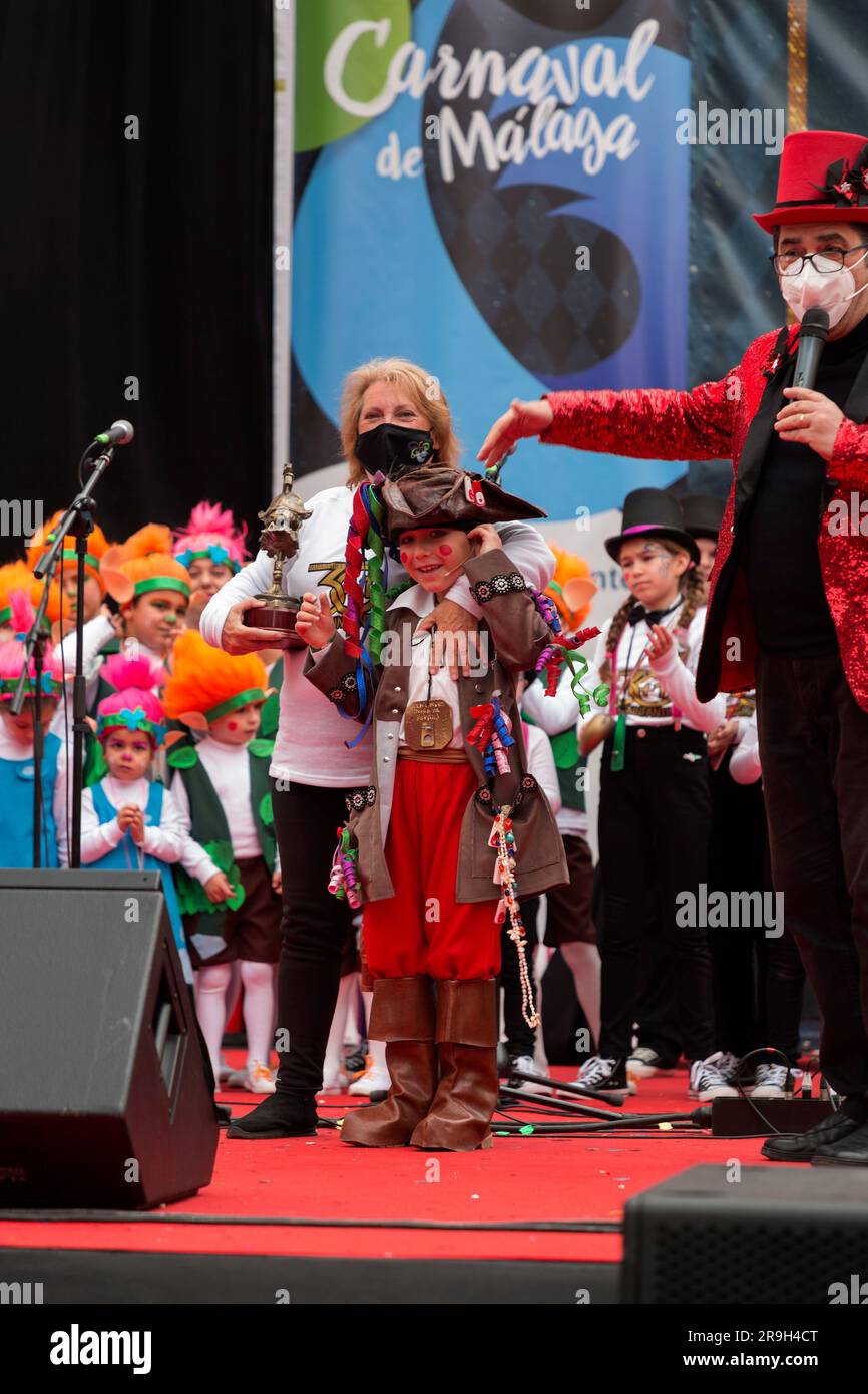 Malaga, Espagne - 27 FÉVRIER 2022: Personnes célébrant le Carnaval de ... Malaga, Espagne - 27 FÉVRIER 2022: Personnes célébrant le Carnaval de ...