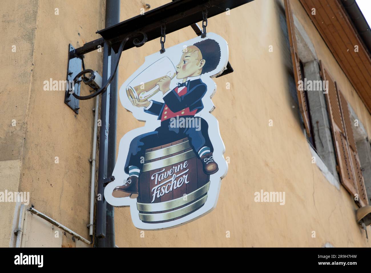 annecy , France - 06 16 2023 : logo fischer marque et texte sur le mur ...