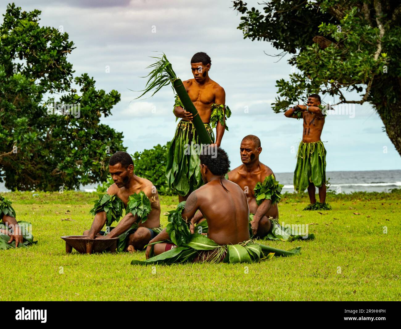 Une cérémonie traditionnelle de kava dans le village fidjien de Waitabu ...
