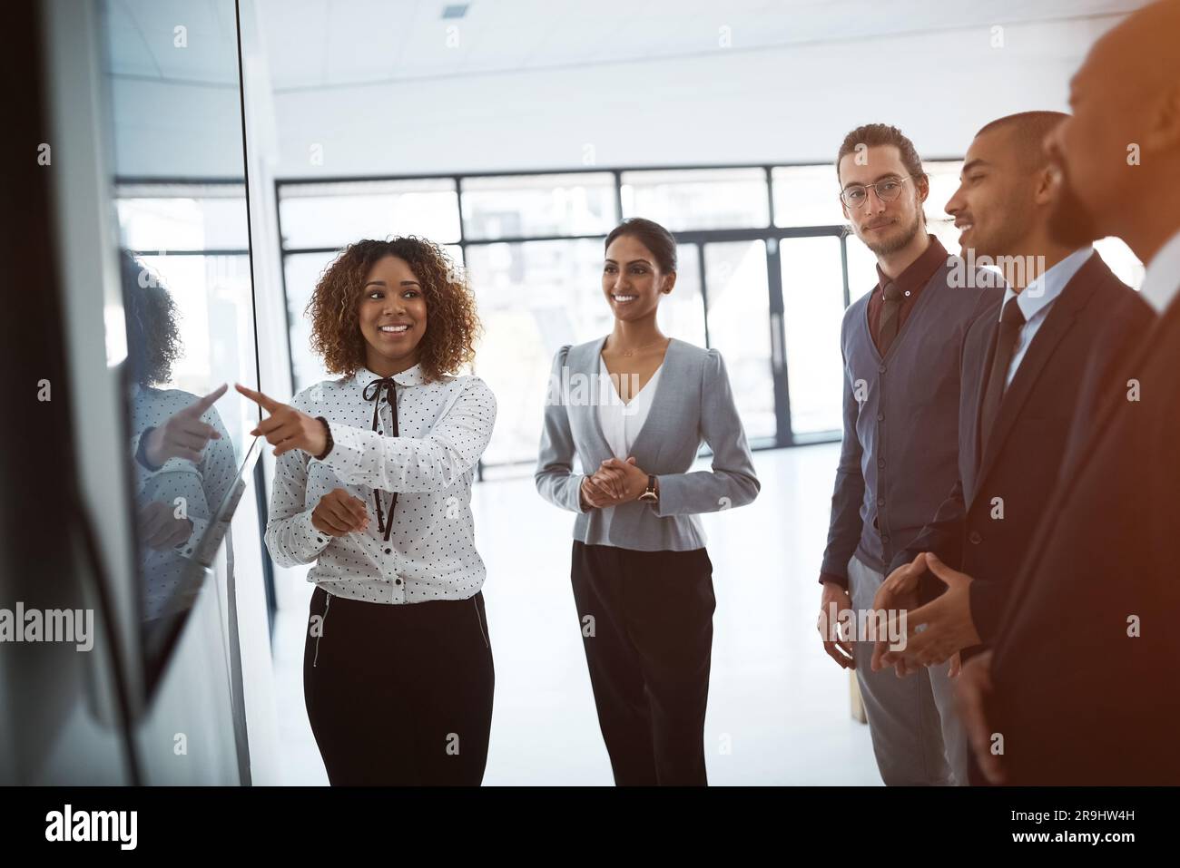 Présentation, coaching et réunion avec des gens d'affaires au bureau pour la gestion de projet ...
