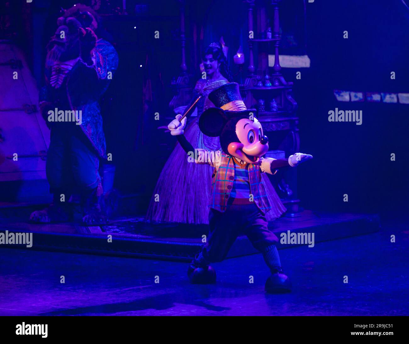 Paris, France - 02 juin 2023 : le Mickey et le spectacle Magicien. En ...