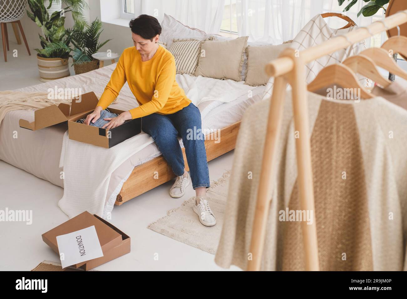 Pleine corps focalisé femme mûre avec cheveux courts dans une tenue ...