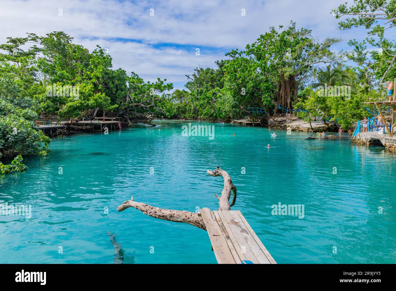 Port Vila, Vanuatu: 01 juin 2023: Les personnes nageant dans Blue ...