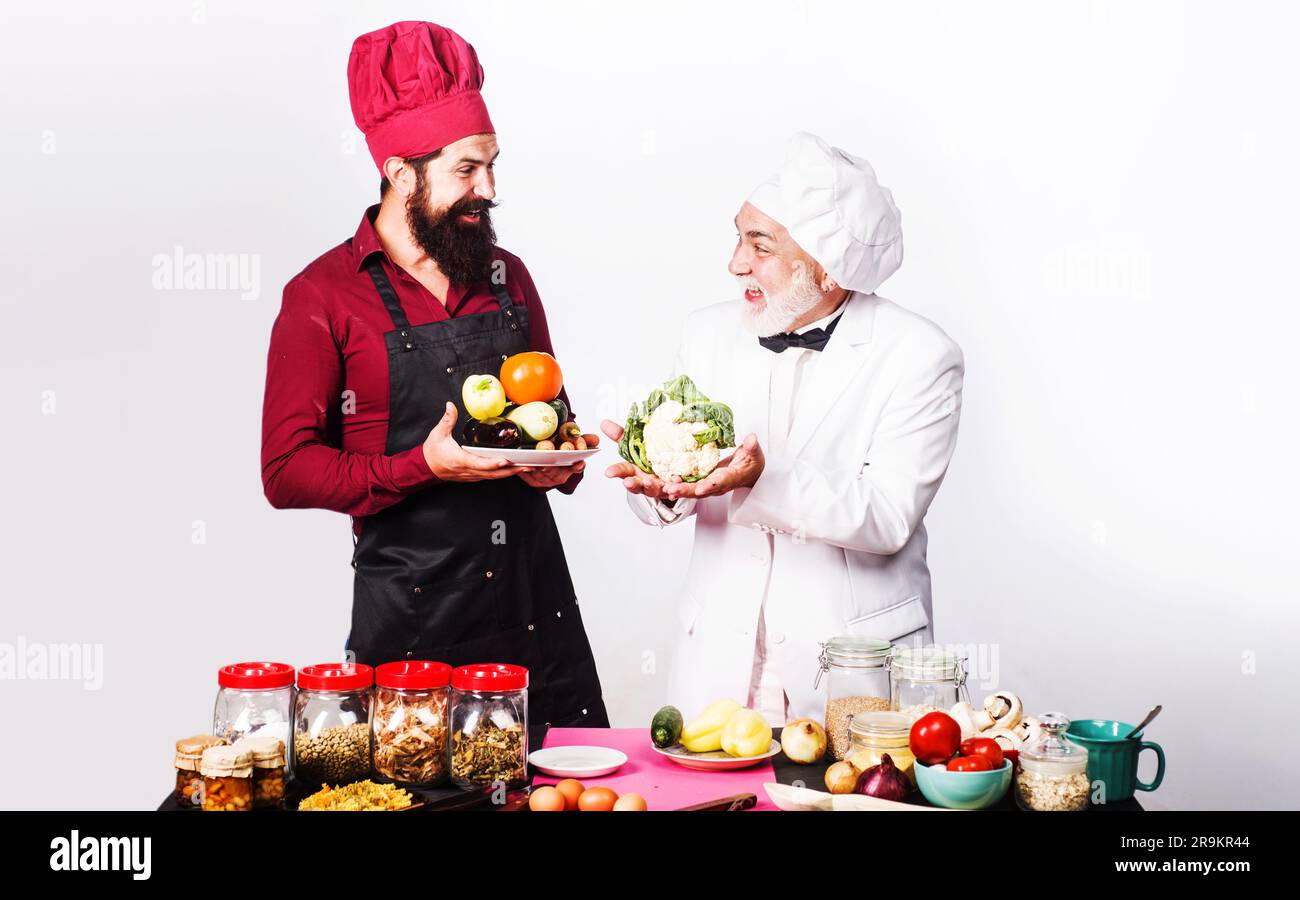 Chefs au travail dans la cuisine du restaurant. Processus de cuisson ...