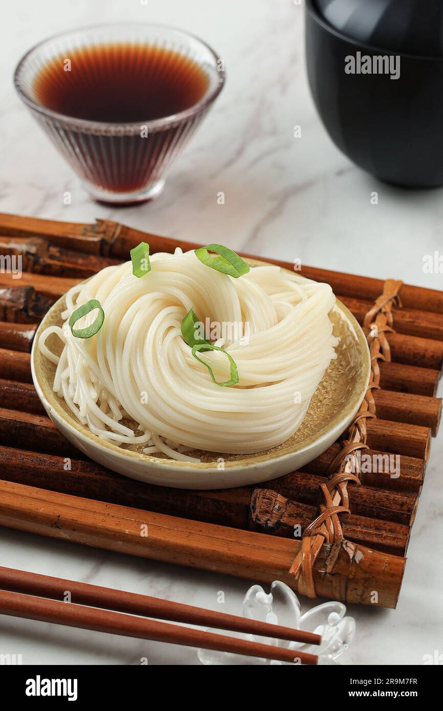 Somen on Mini plate, menu de nouilles japonaises d'été. Somyeon est un ...