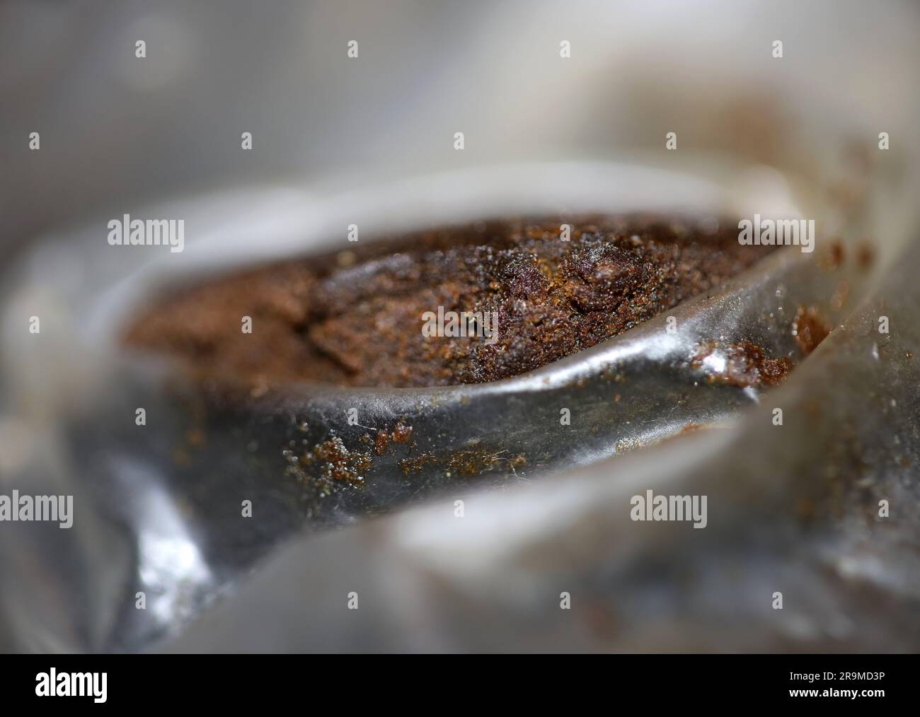 Marijuana médicale sur fond noir pollen de cannabis marocain gros plan ...