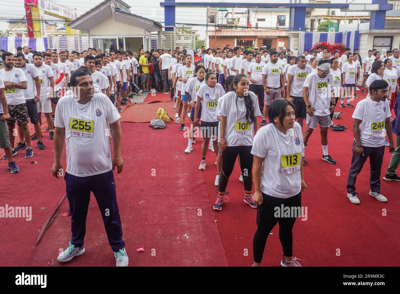 Les participants se réchauffent pour un semi-marathon à Charpane, Jhapa ...