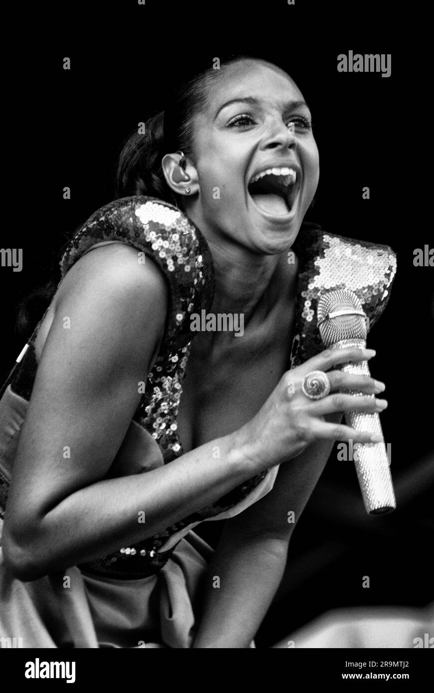 Singer alesha dixon Banque d'images noir et blanc - Alamy