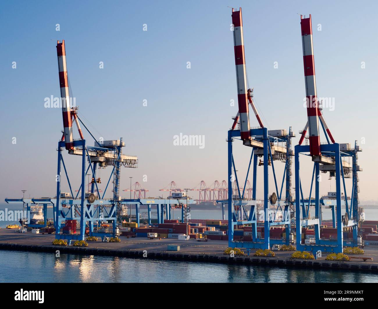 Le port d'Haïfa est le plus grand d'Israël; il possède un port naturel ...
